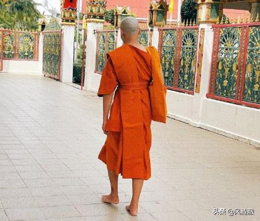 Thai popular star Singto becomes a monk and prays for his deceased ...