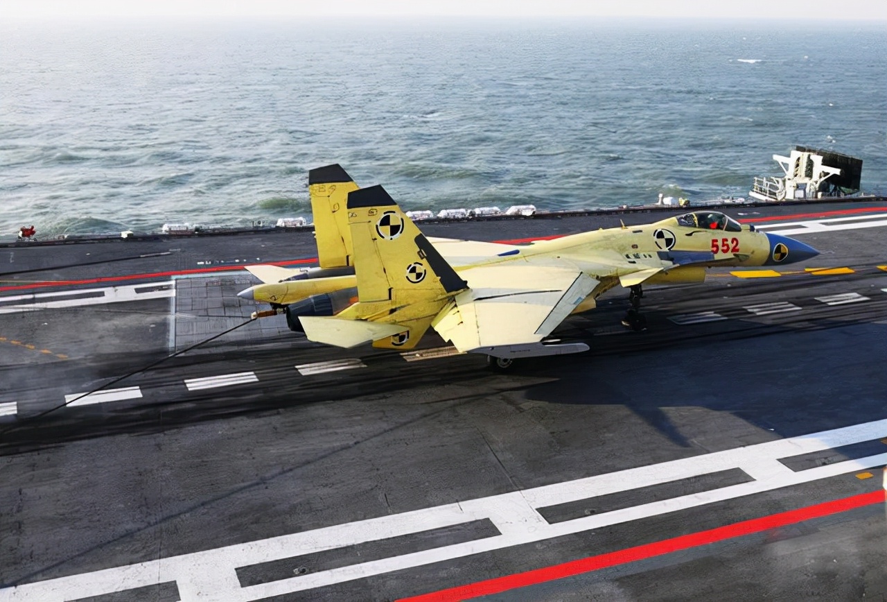 The ninth anniversary of the J-15 "Flying Shark" on board, the combat ...