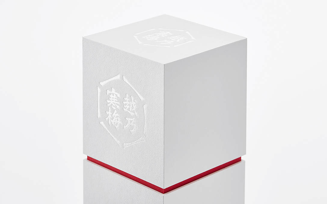 Japanese sake packaging design designed and named "round by drop" - iNEWS