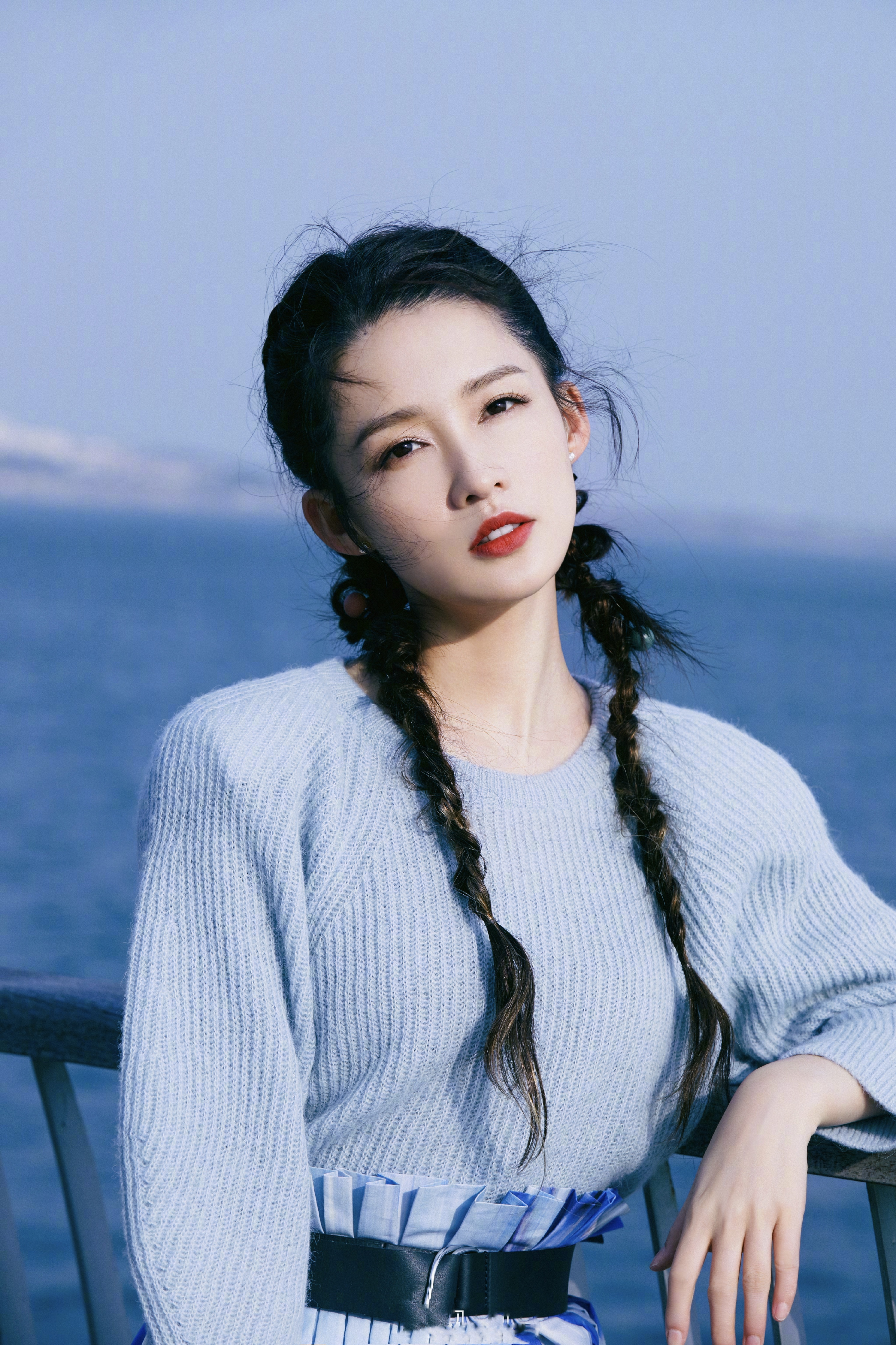 Li Qin's big shots by the sea are really enviable. He wears a blue ...