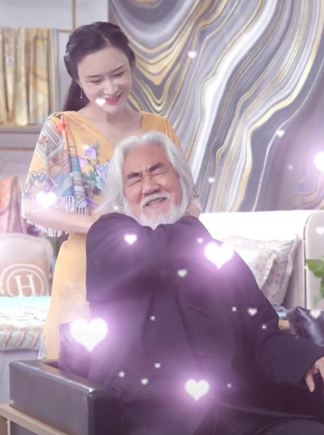 Du Xinglin gave Zhang Jizhong a back massage: Grandpa's body is ...