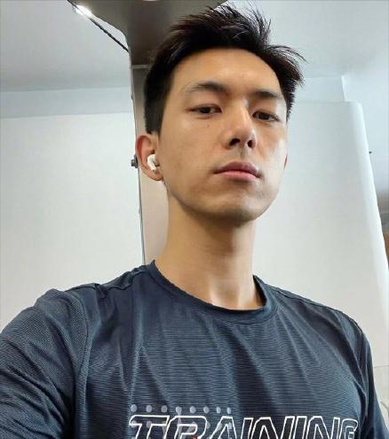 This is the real self-discipline, right?Li Xian wears tight swimsuits ...