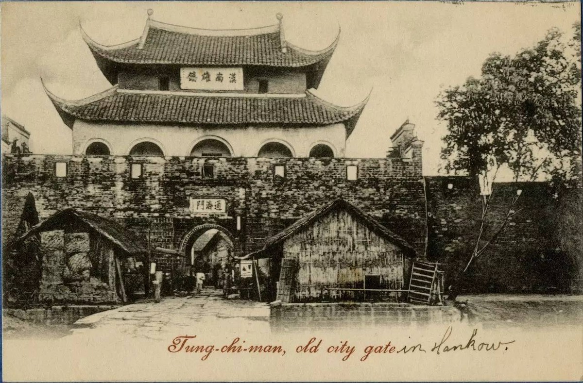 The old shadows of the old city gate of Hankou 120 years ago - iNEWS