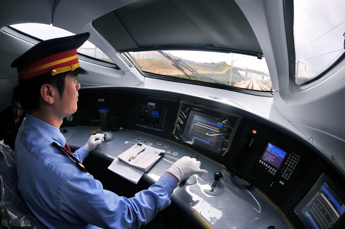 The train driver got off work at one point, the army's 40 main battle ...