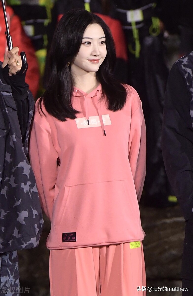 Street shot: Jing Tian pink sweater suit casual and sweet - iNEWS