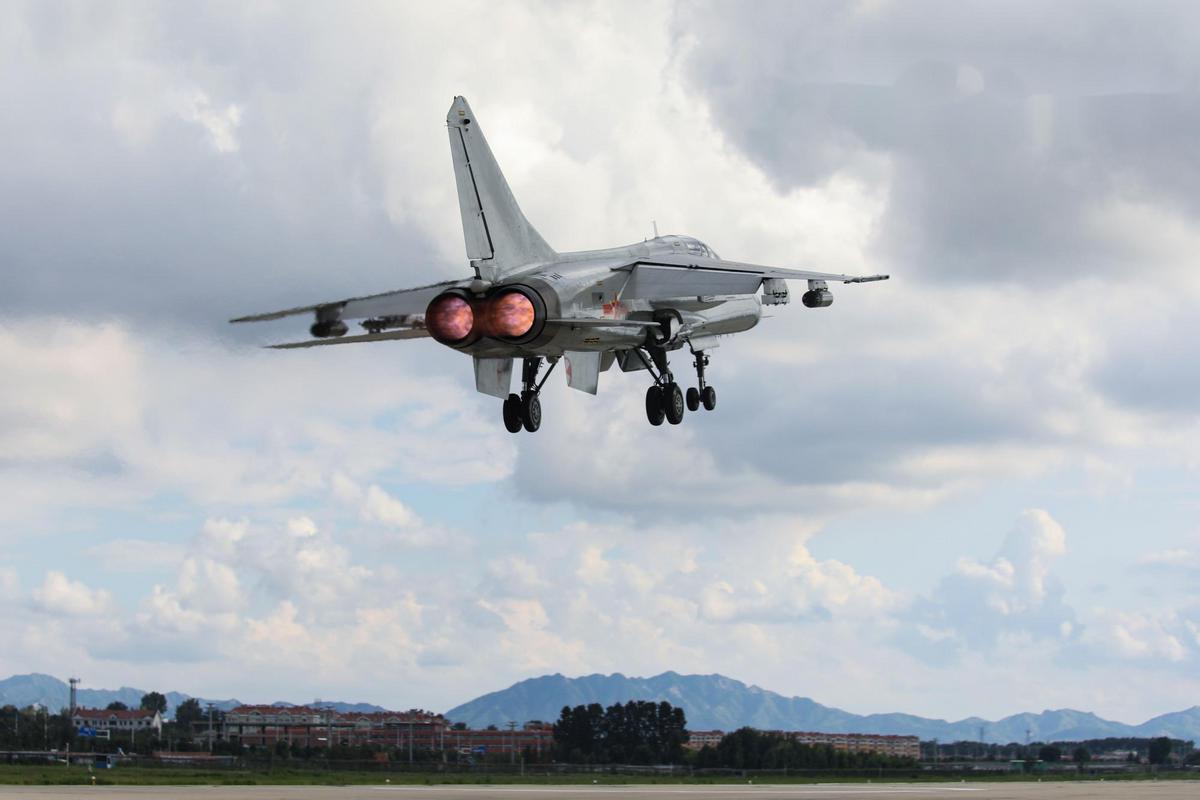 China Equipment History - JH-7 Flying Leopard fighter-bomber - iMedia