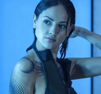 The goddess Aisha is out shopping, wearing a sports vest and abdominal ...