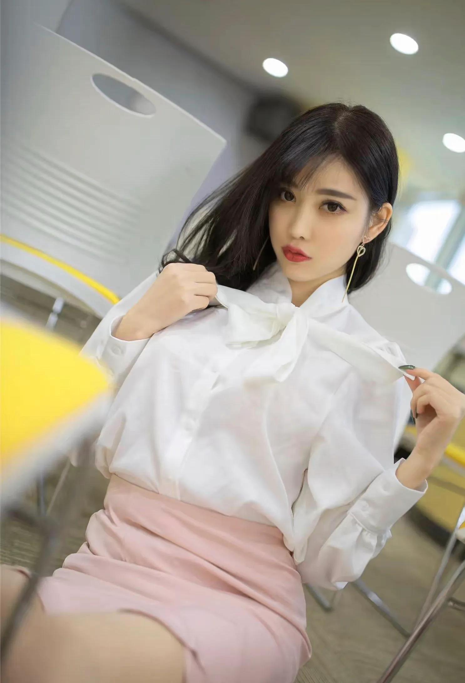 Fashion model Yang Chenchen, charming and enchanting, hot eyes hit ...