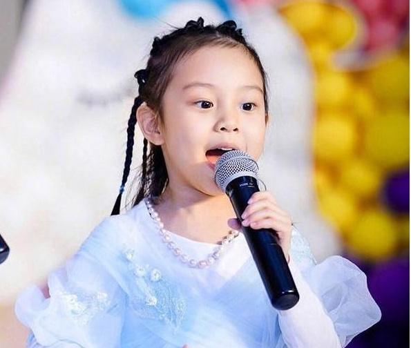 Kim Hee Sun's daughter grew up in the "plastic surgery" style, but she ...