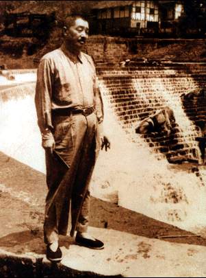 In early 1938, after meeting with He Long, Jiang Jieshi held his ...