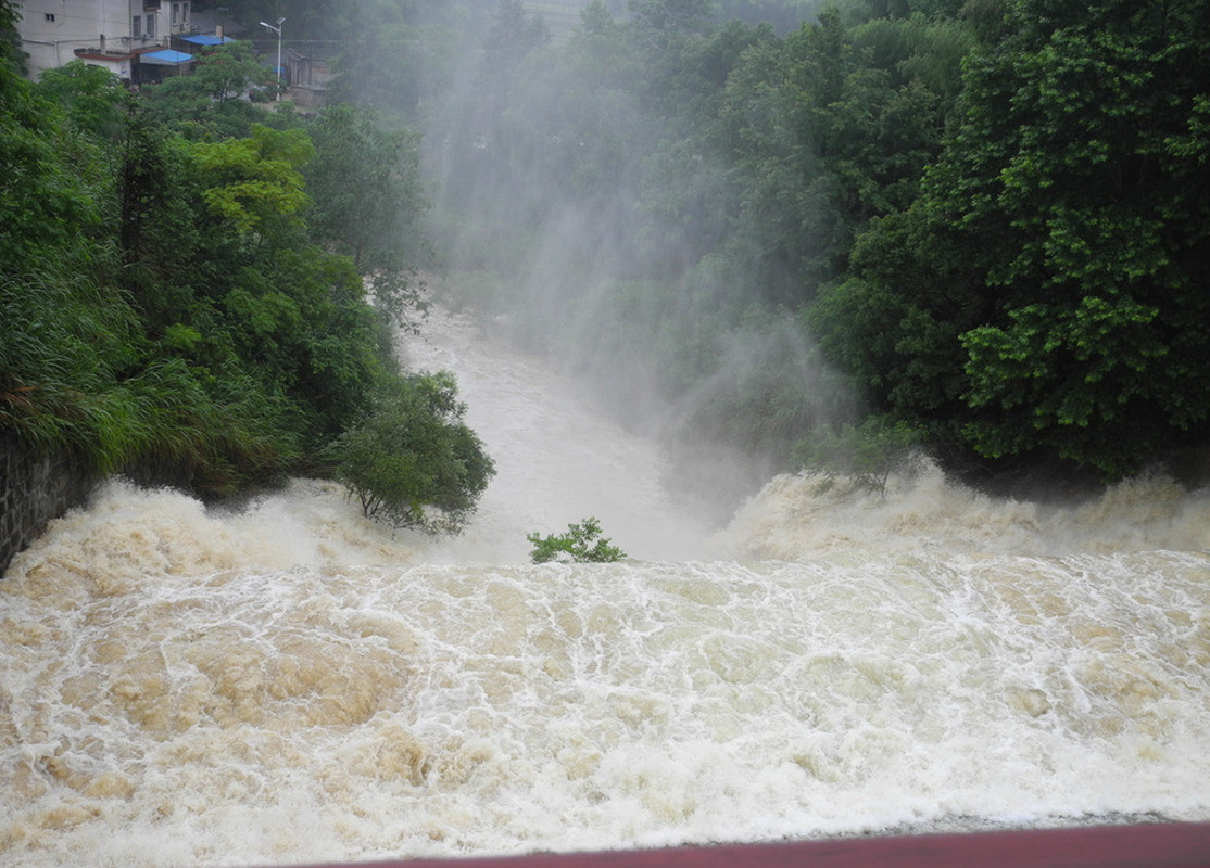 The earth once had a rain that lasted for 2 million years. If it ...