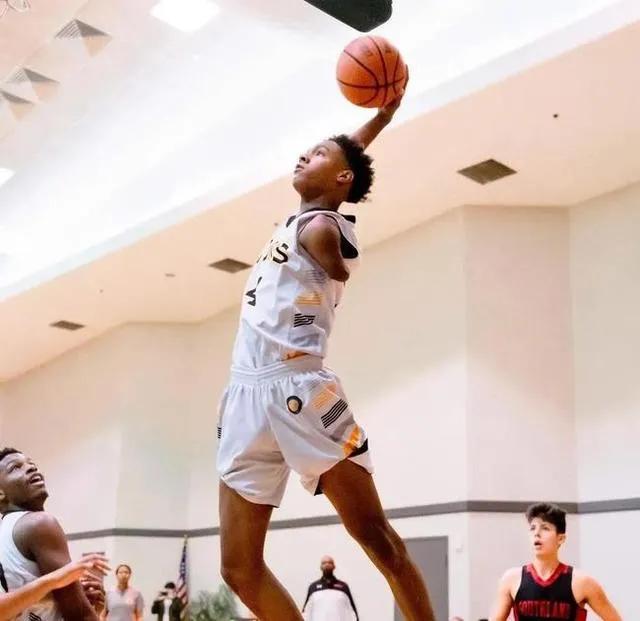 The one-armed boy is the dream of the NBA, keep going - iNEWS