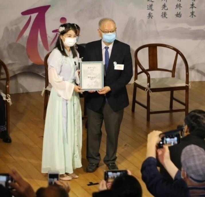 Guo Jingjing is pregnant with her fourth child?Wearing a red dress, the ...