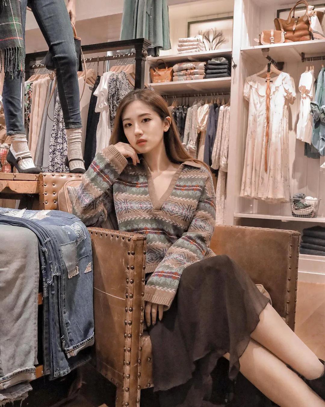 Beautiful fashion model He Zhen, with heavy colors among the flowers ...