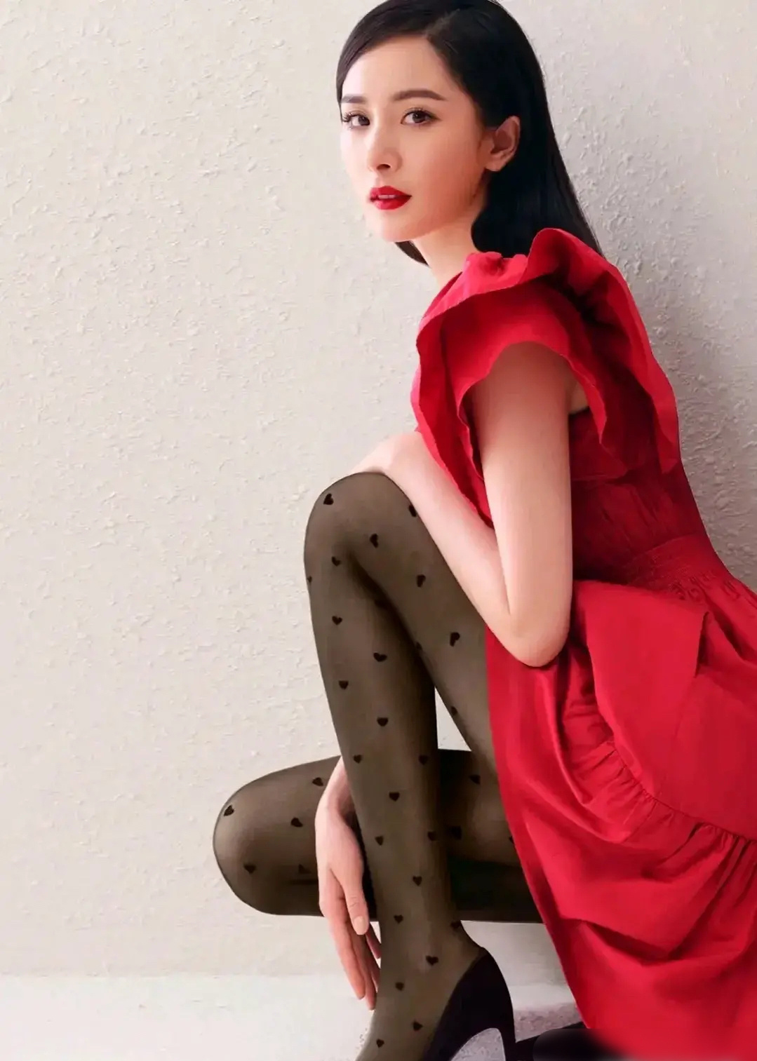 Yang Mi requires getting lower and lower, and the eyes are not in line ...