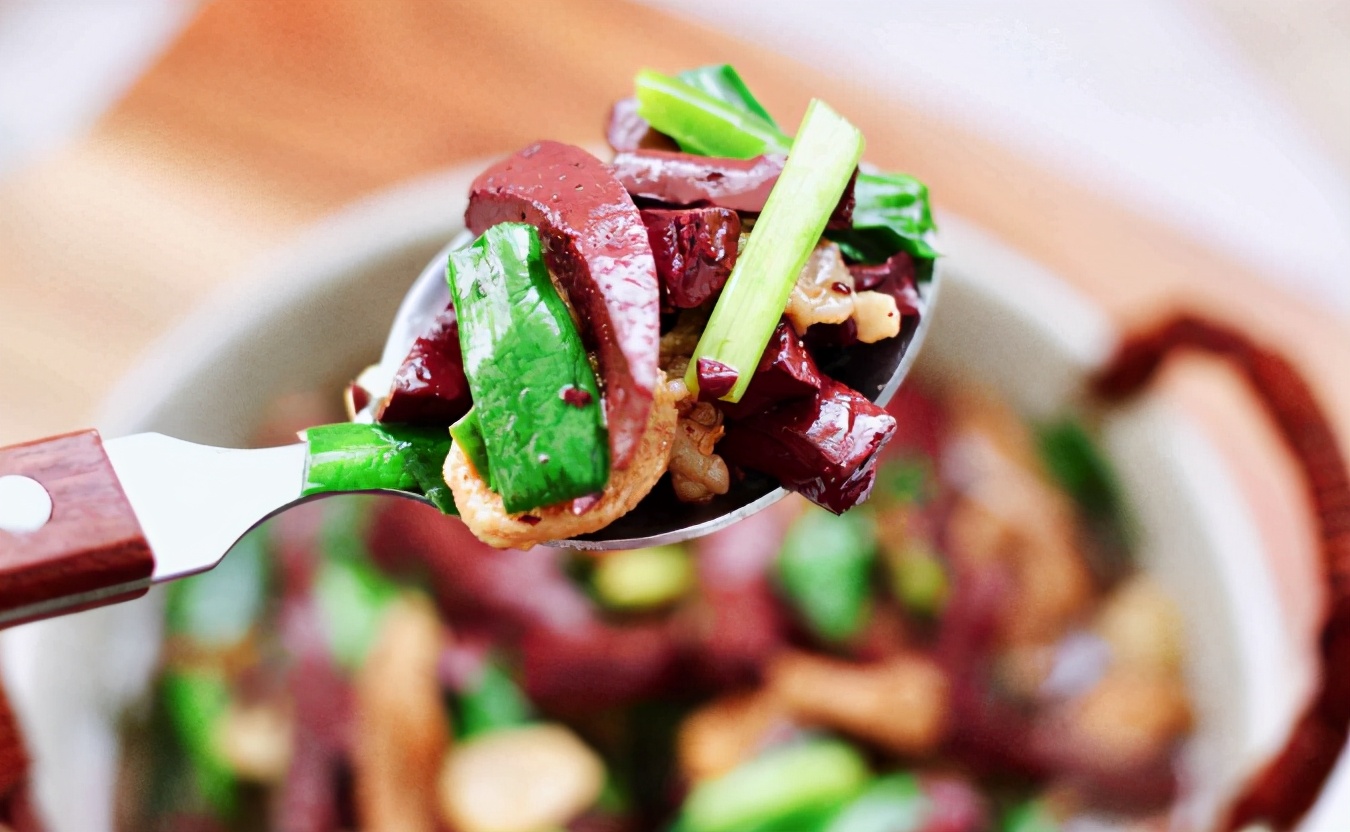 Stir-fried pork blood, don't cut it, just fry it!Keep in mind an ...