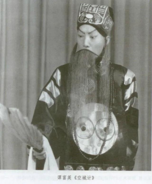 The Peking Opera master Tan Fuying fell well in Tianjin, and many years ...