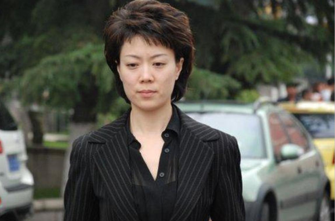 Li Wenjing: Hosted by a playful beauty on CCTV, she caused controversy by raising her middle ...