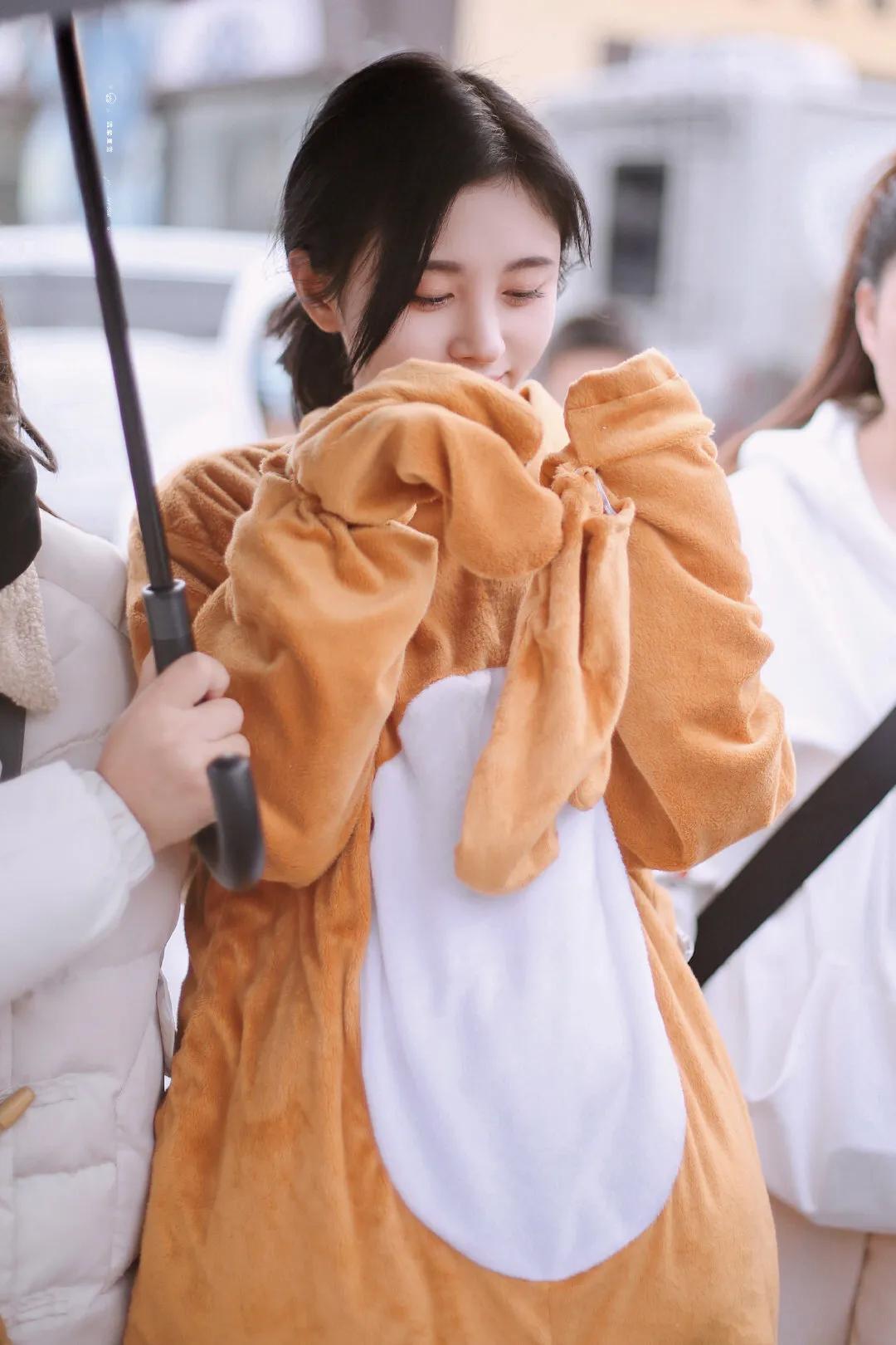 Ju Jingyi and Zhao Jiamin hold hands in the same frame - iNEWS