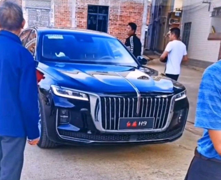 The whole family laughs!Quan Hongchan's car finally arrived home ...