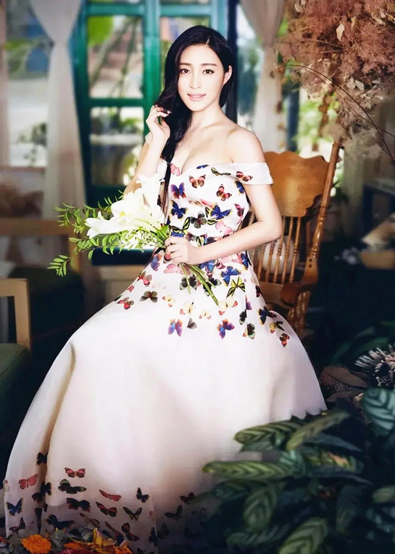 "Wan Yan Goddess" Gan Tingting's stunning portrait, wearing butterfly ...