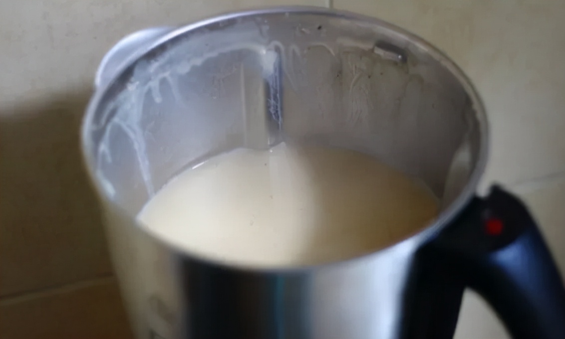 What is the difference between beating soy milk, "dry beating" and "wet ...