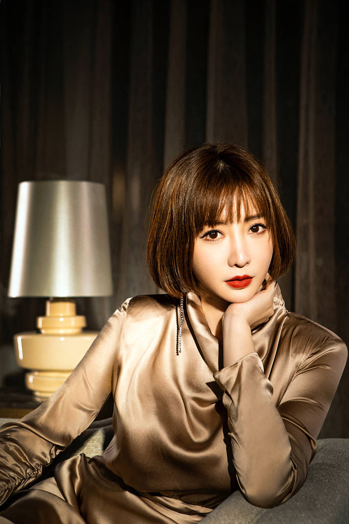 Liu Yan caramel color light and shadow blockbuster exposure, short hair ...
