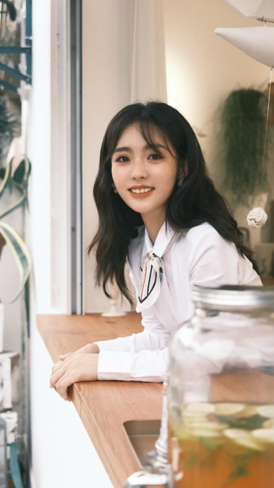 The sweet healing little cute Xing Fei has a sweet smile and a ...