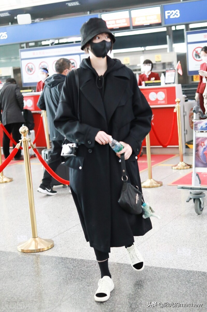 Street shot: Zhang Yishang all black look rushes to the trip, fresh ...