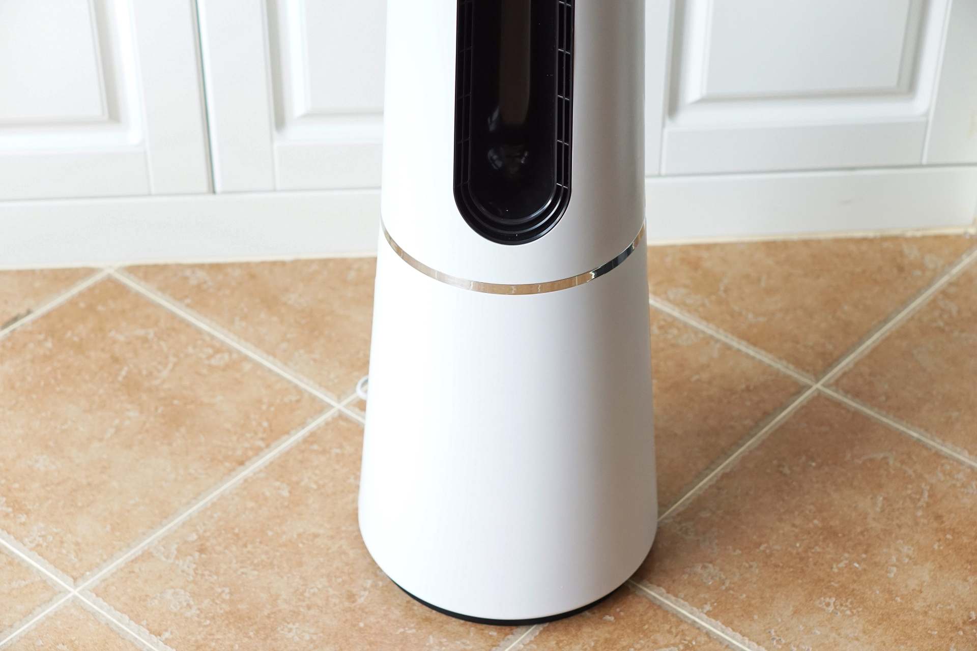 The wind is loud and the sound is quiet, and the bladeless tower fan is ...