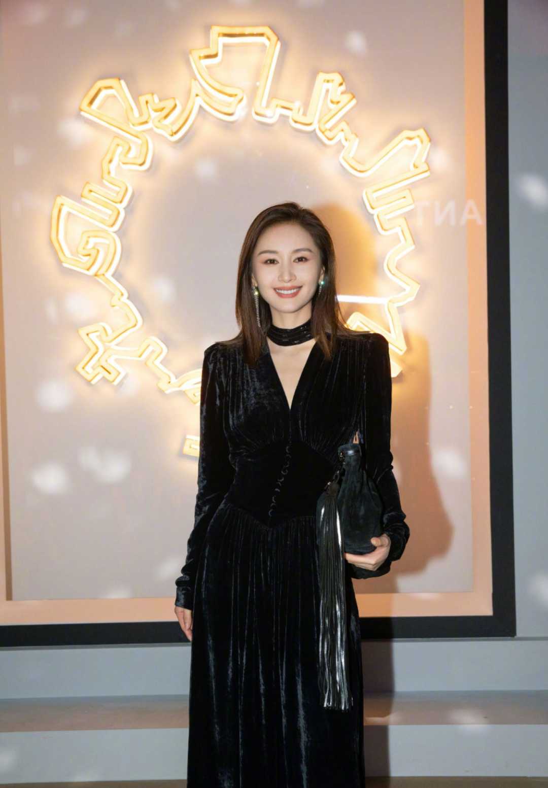 Wang Ziwen has a good sense of fashion, wearing a black dress is high ...