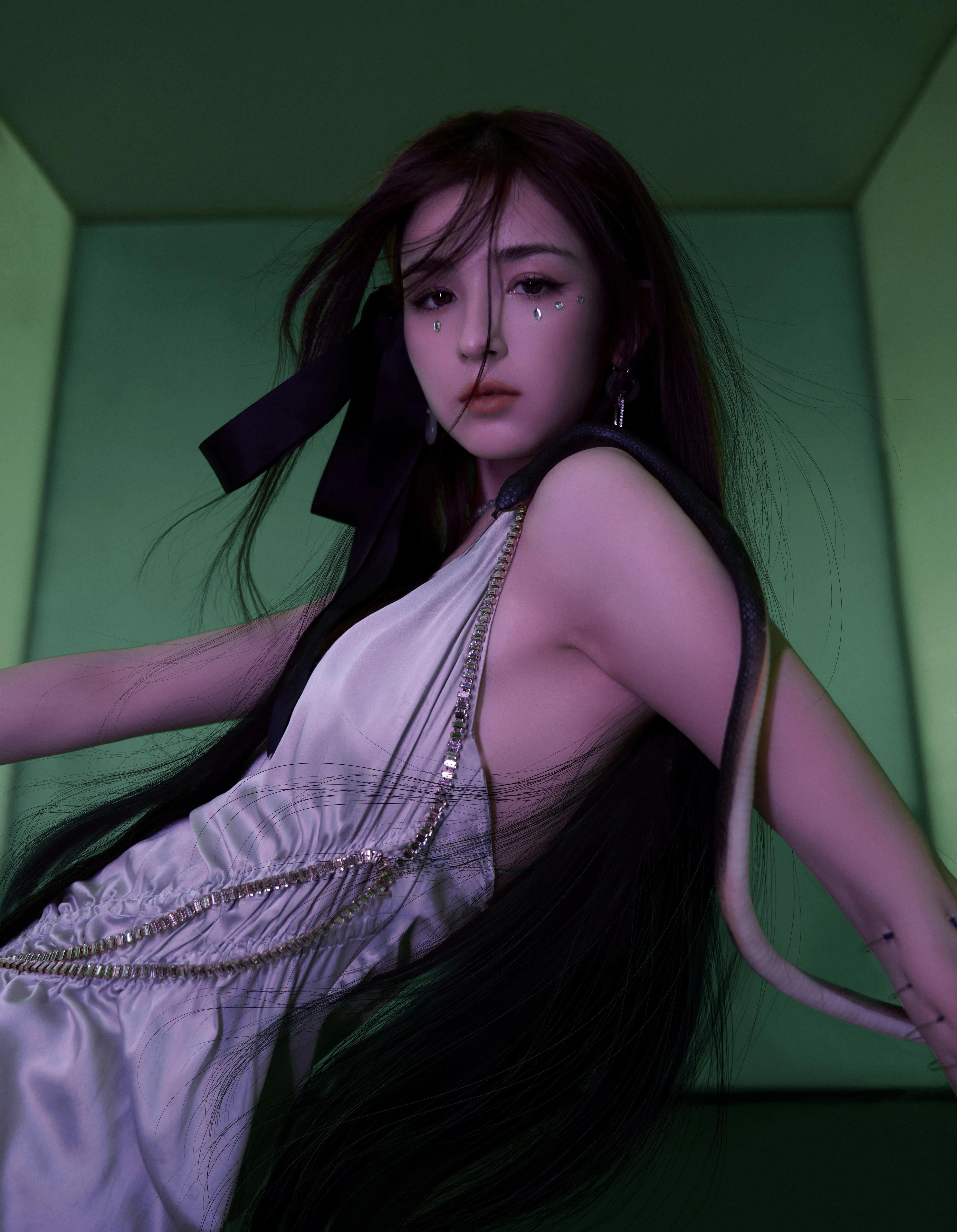 Uighur beauty Hanikezi-can she carry the banner of exoticism? - iNEWS