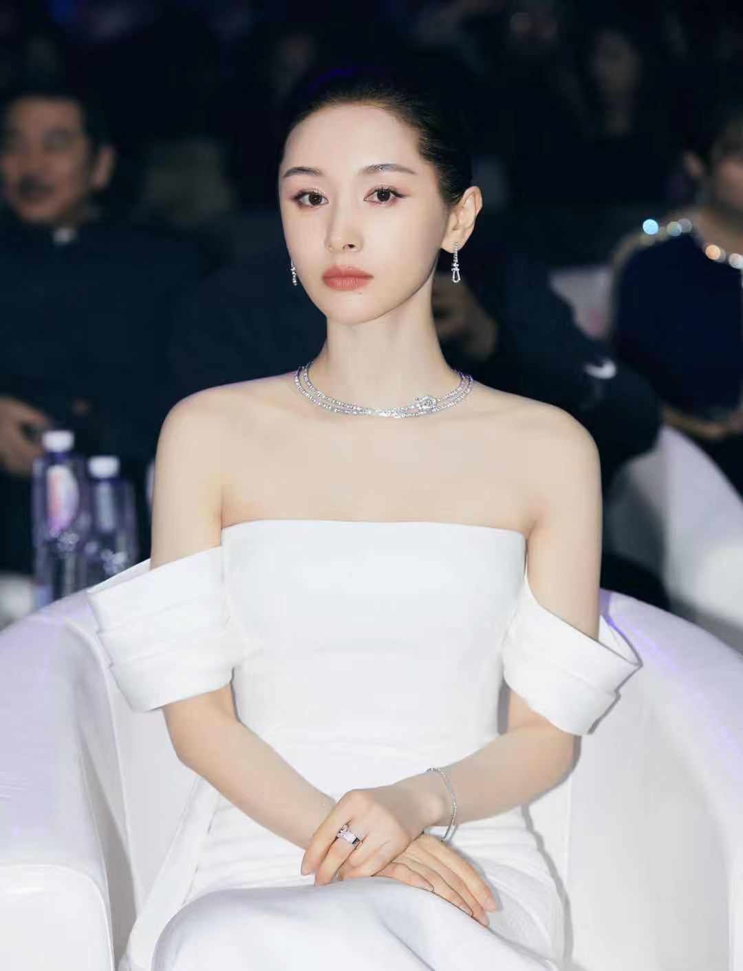 Li Yitong took off his shoes on the plane and turned into a "foot ...