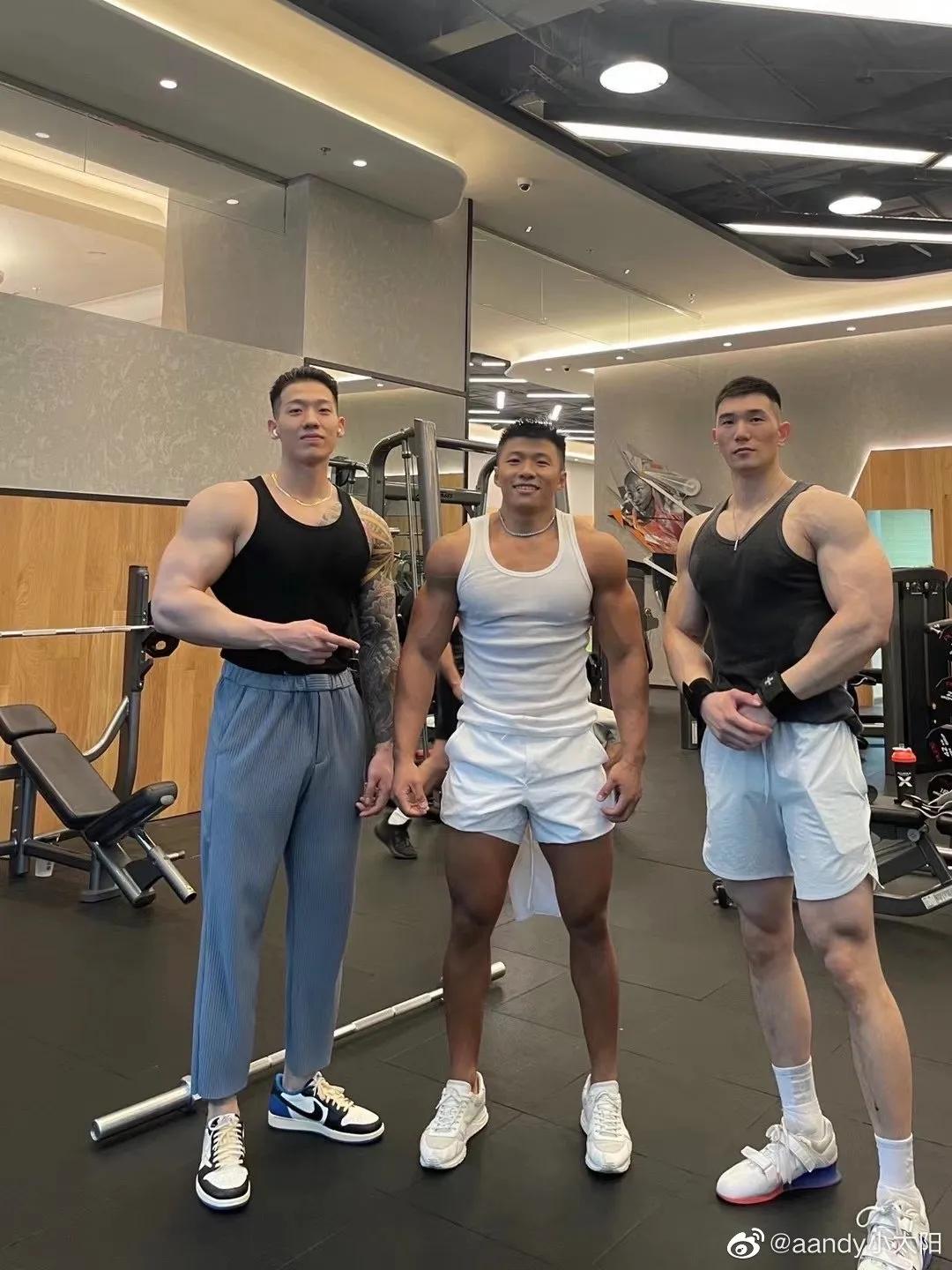 193公分的巨無霸肌肉男，看完身材，網友直呼：沒對象的我酸了 - 資訊咖