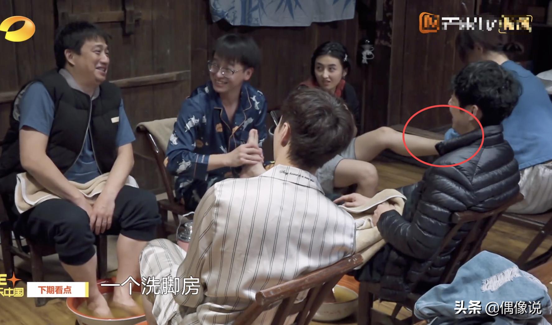 Zhang Zifeng bends down to wash Yang Zi's feet, and sleeps on a bed ...