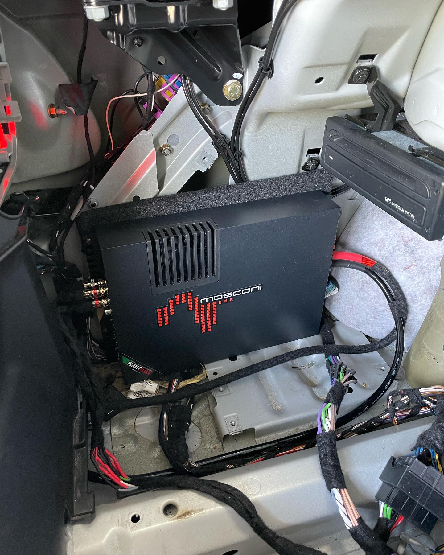 BMW E46 Car Goods: Buying a Power Amplifier - iNEWS