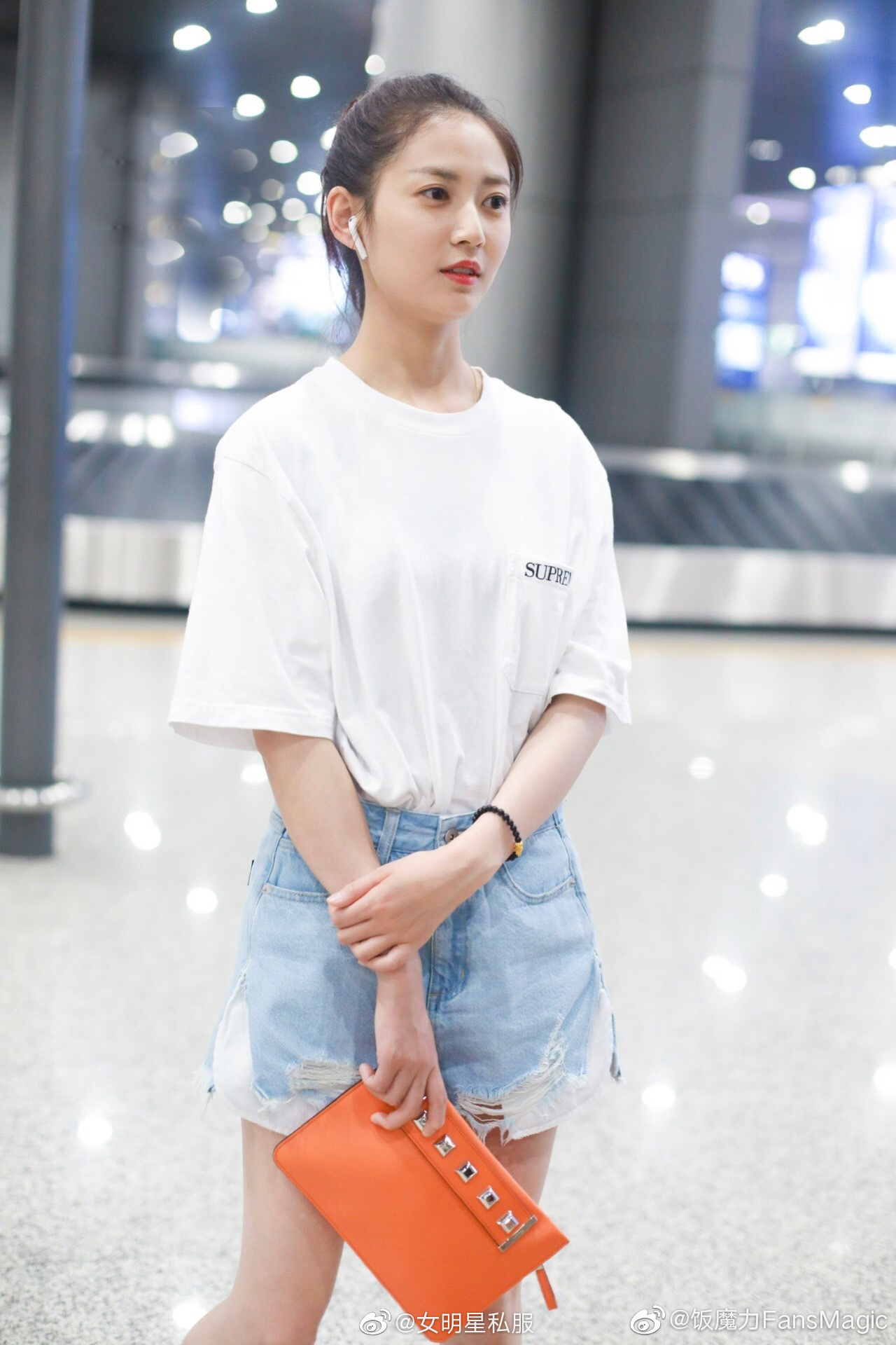 Amazed by Chen Yuqi, white T with denim shorts, simple but outstanding ...