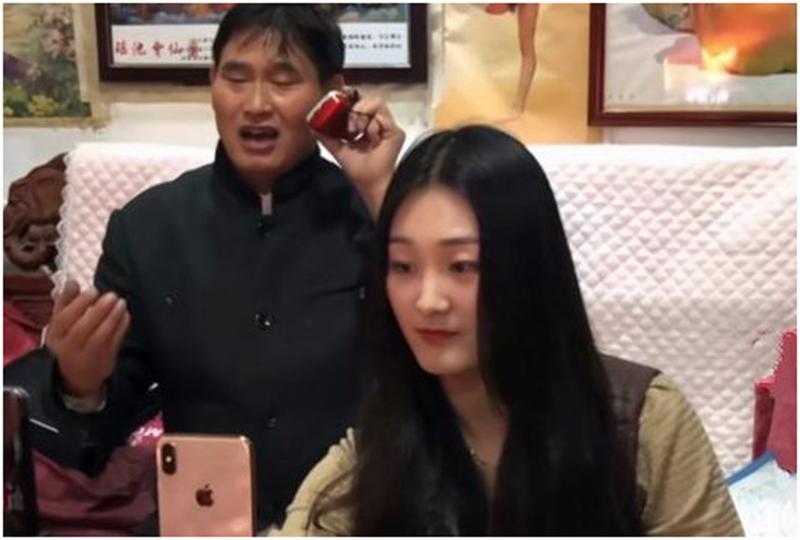 After the marriage, Zhu Xiaowei and his new partner broadcast live ...