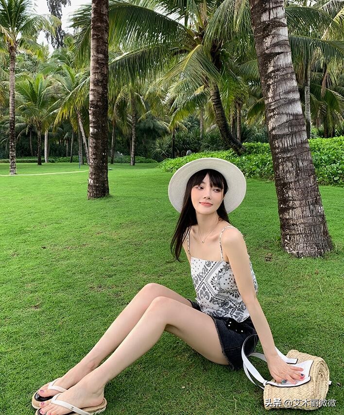 Li Xiaolu has no scenes to film and doesn't stop. She wears apron and hot pants to get her ...