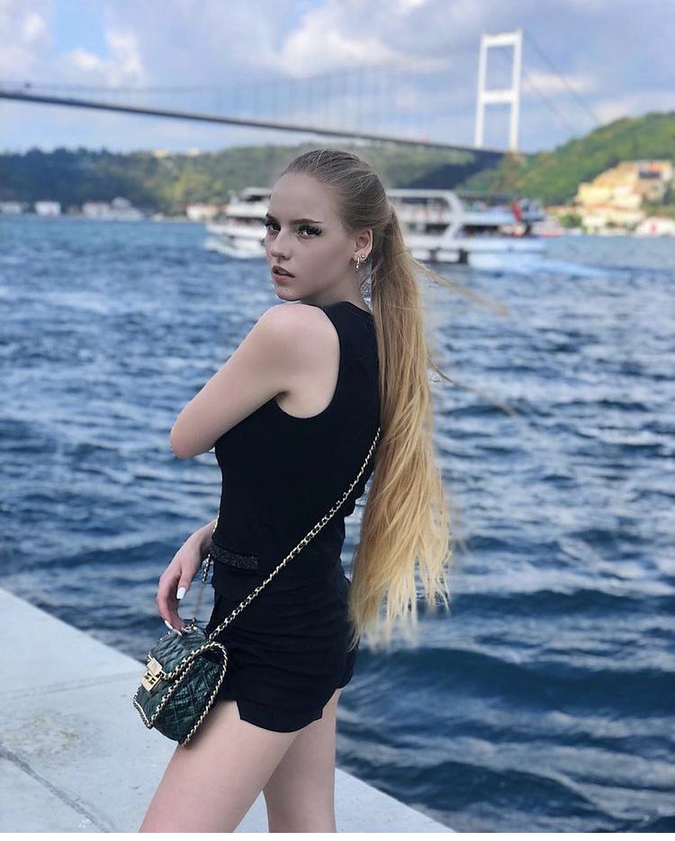 白俄羅斯「最美數學老師」Oksana Neveselaya - 資訊咖