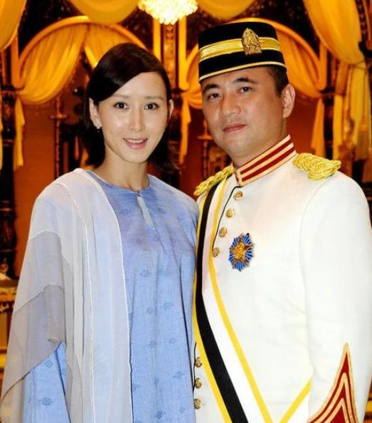 Kuo Tai Hu Jing had a dinner with her friends, and left after playing ...