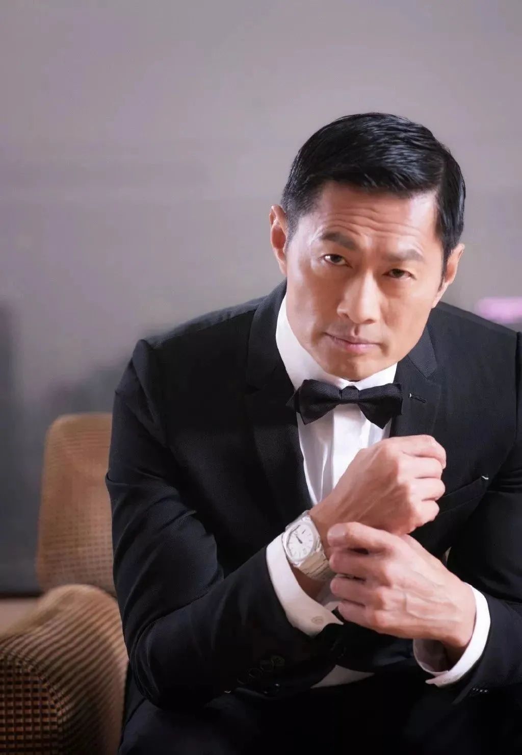 The older you get, the more stylish! 57-year-old actor Huang Debin ...