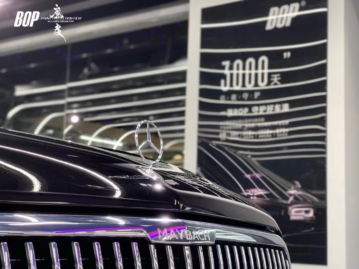 Sitting like in the "first class" of an airplane, the Mercedes-Benz ...