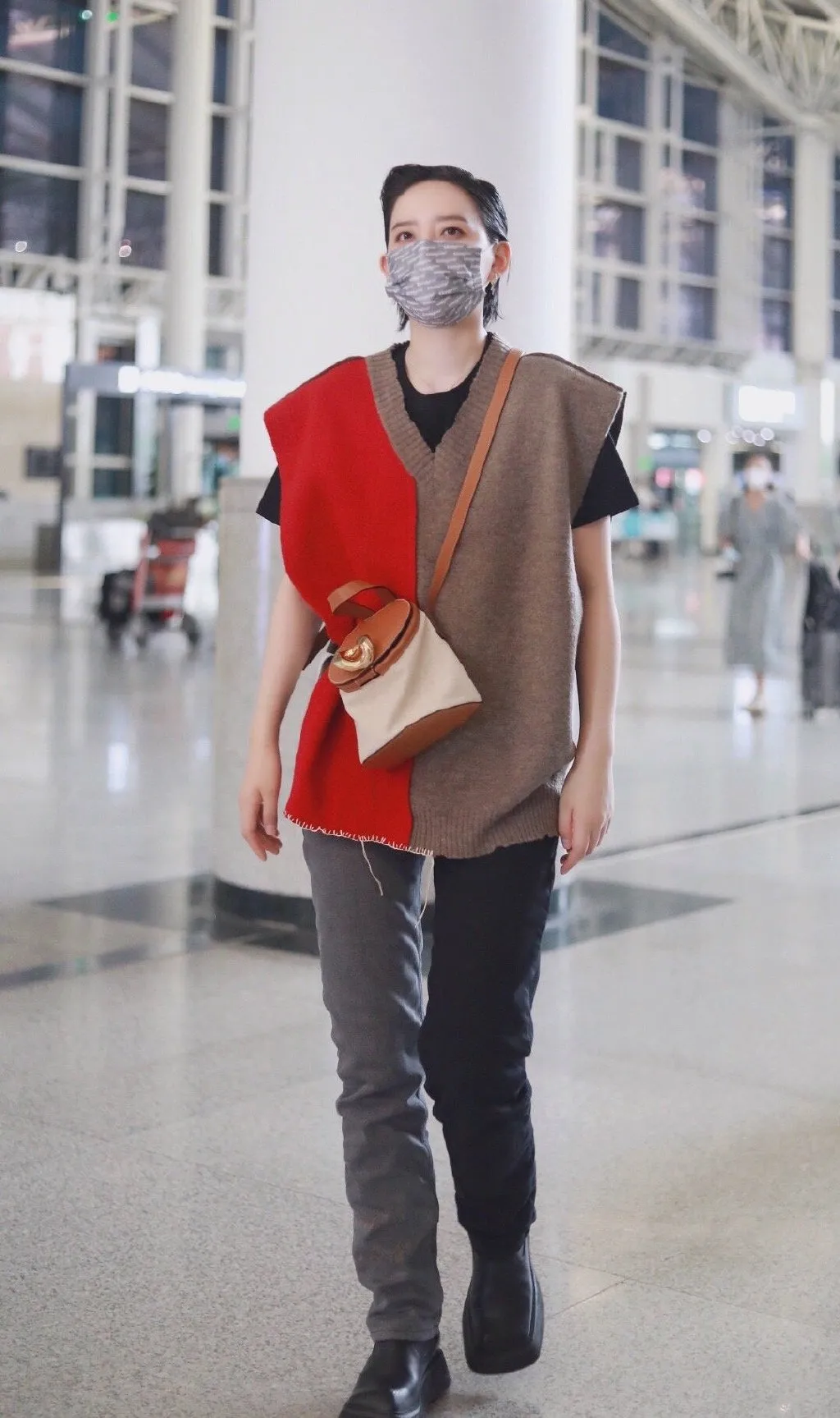 Wearing long sleeves and woolen hats in summer, is Fan Chengcheng ...