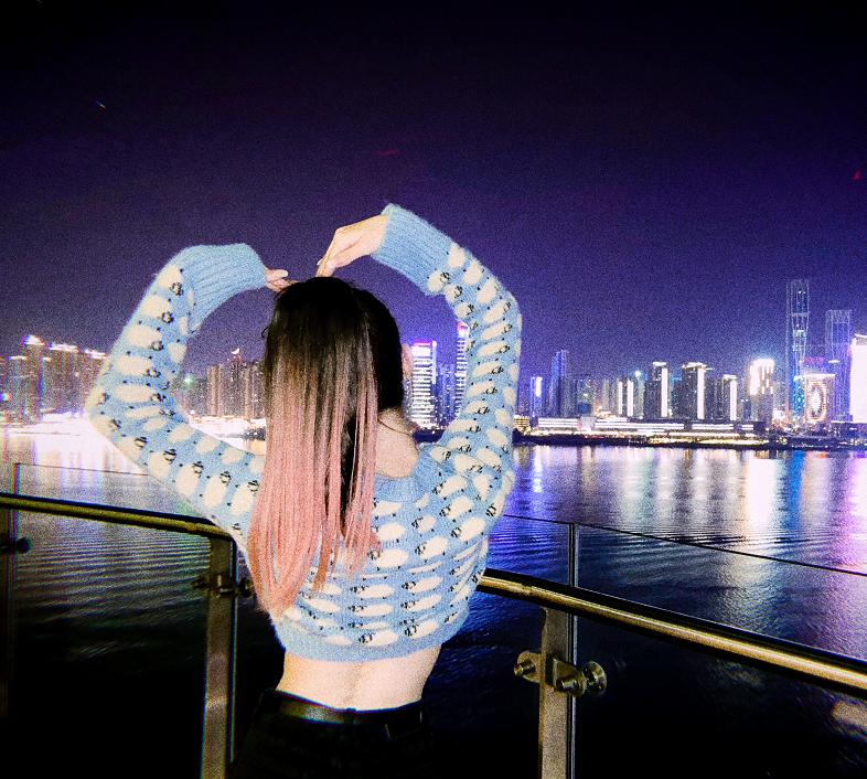 Hanikzi's standard Xinjiang beauty, short sweater with high ponytail ...