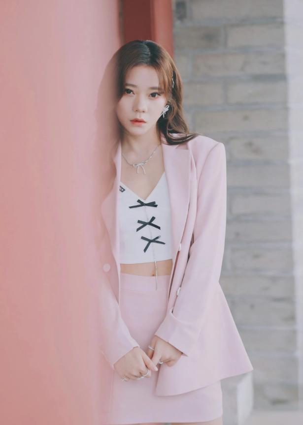 Zhang Zining's style in pink suits has changed greatly, fresh and sweet ...