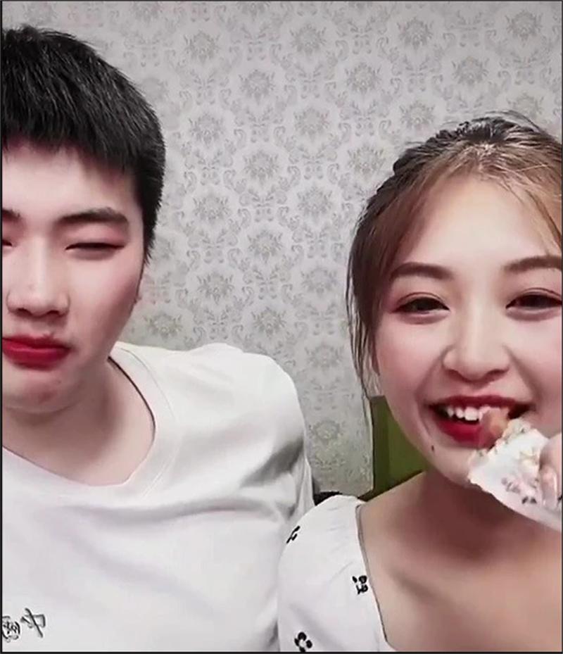 After the marriage, Zhu Xiaowei and his new partner broadcast live ...