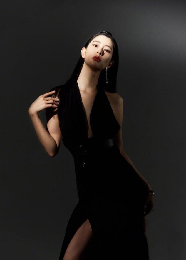 Clara's latest blockbuster exposure, showing off her figure in a black ...