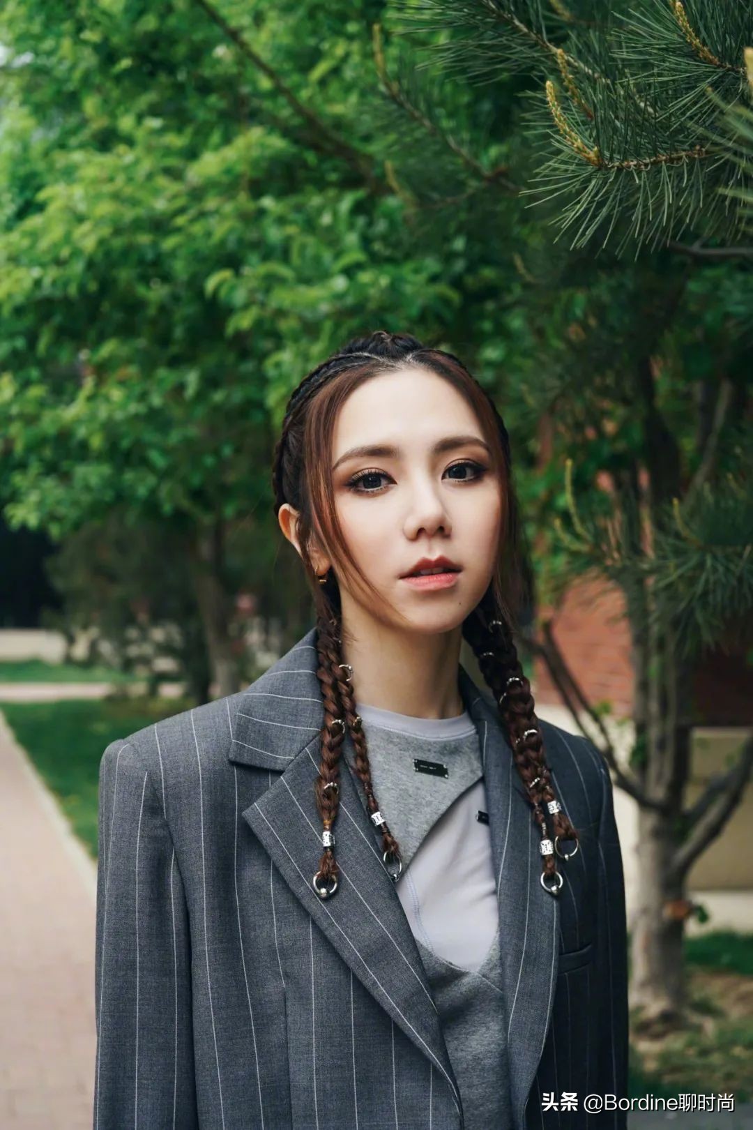 Singer Deng Ziqi, very strong in dressing, wears a gray striped suit ...