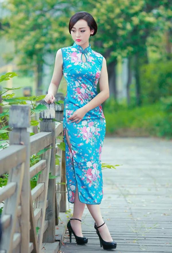 Elegant and beautiful woman, wearing a cheongsam, the beauty and charm ...